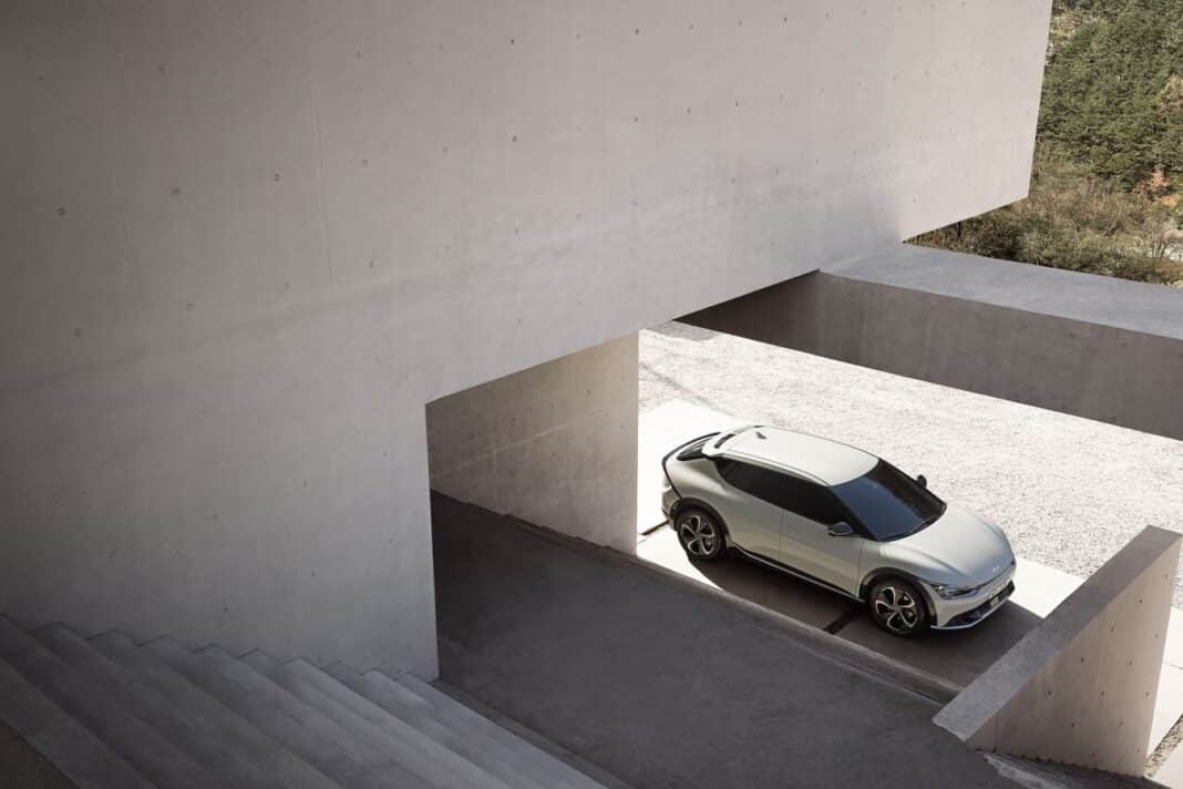 Kia revealed the First images of the exterior and interior design of EV6