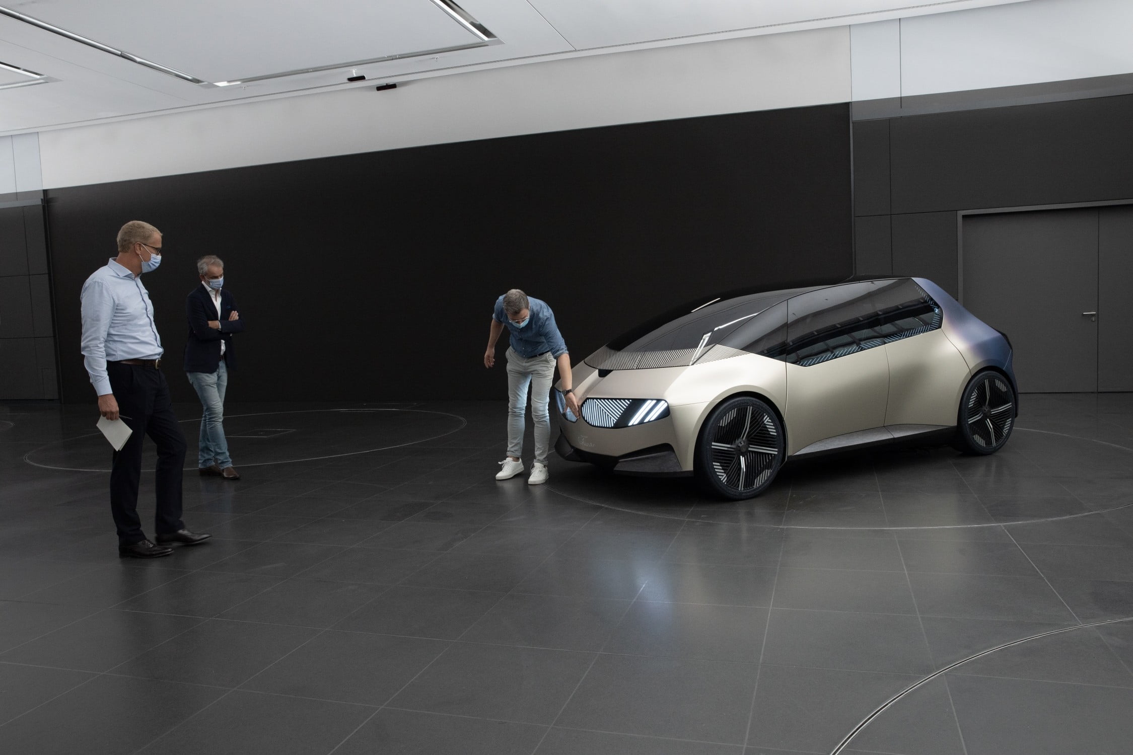 WATCH: BMW i Vision Circular at the IAA Mobility 2021 event