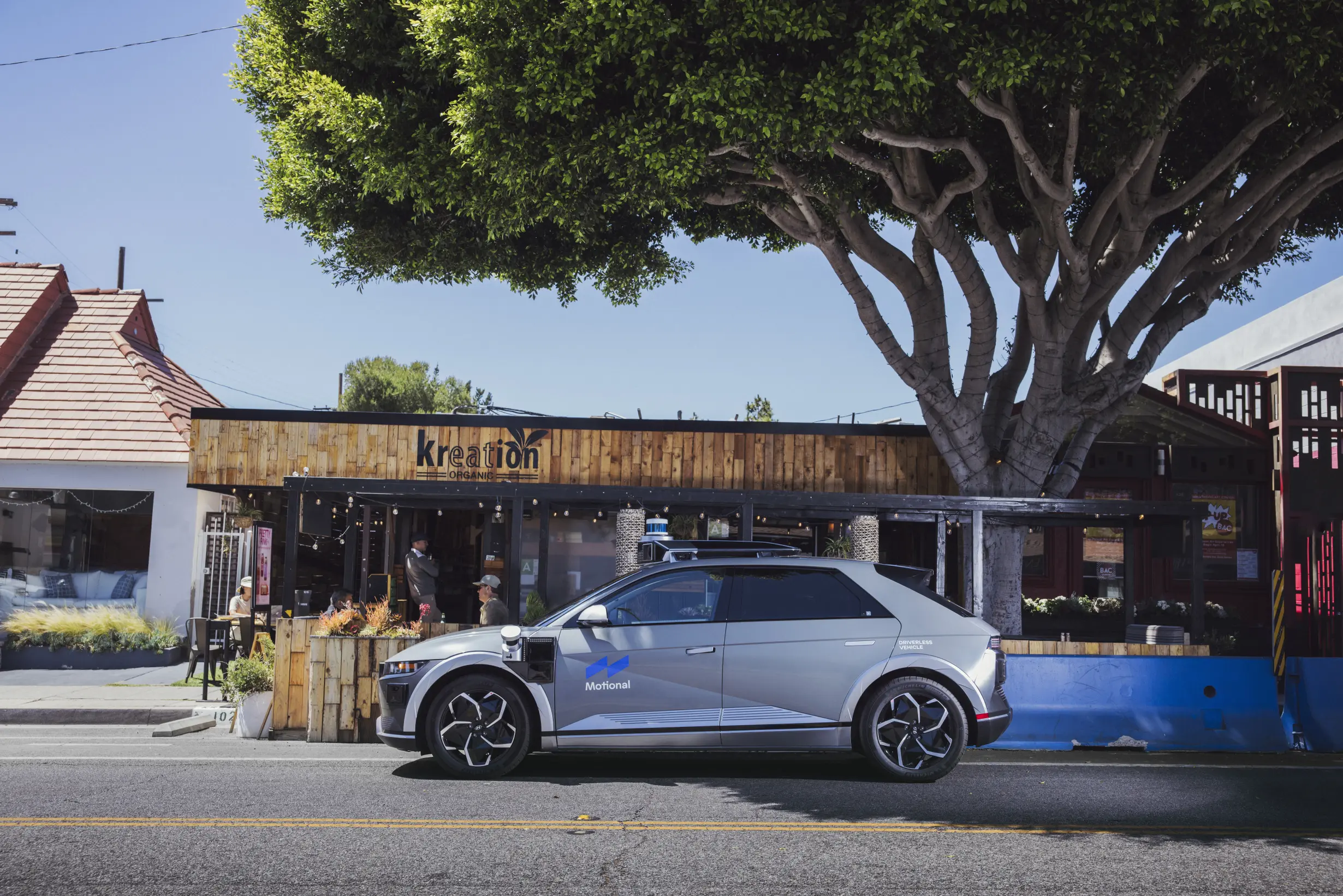 Autonomous food delivery from Uber Eats and Motional in Santa Monica ...